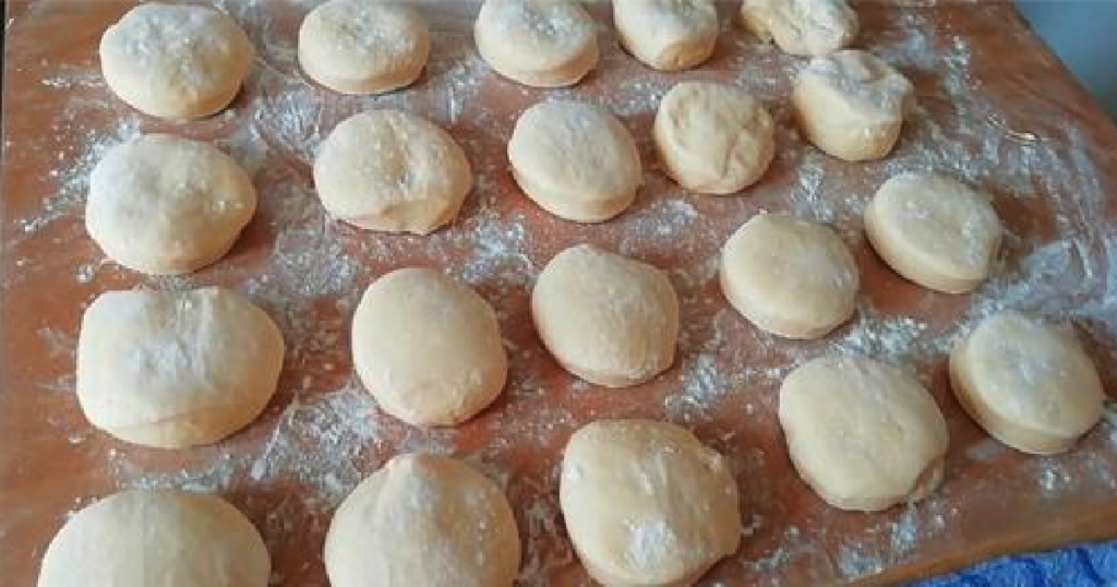 Przygotowane z 1 kg mąki, 600 ml mleka, 2 jajek, cukru pudru: Delikatne i puszyste pączki ...